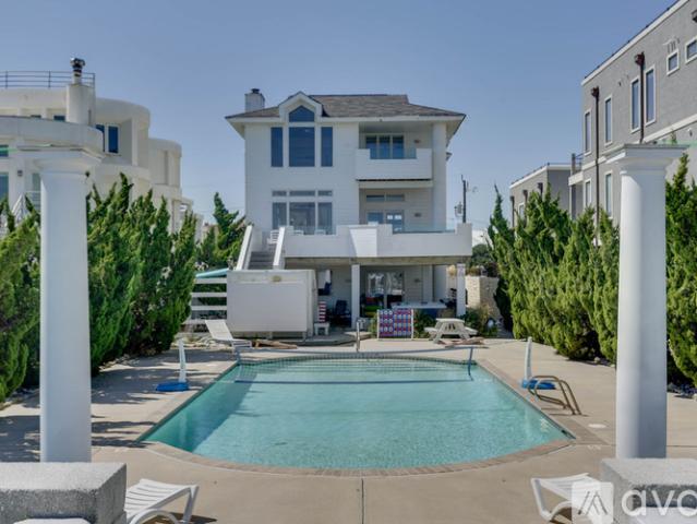 4 BR, 3.5 BA Apartment 502 S Atlantic Ave, Virginia Beach, VA 23451