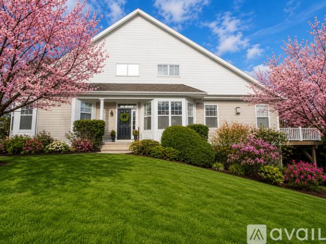 4 BR, 3.5 BA Apartment 52 Faith Lane, Unit 52, Danbury, CT 06810