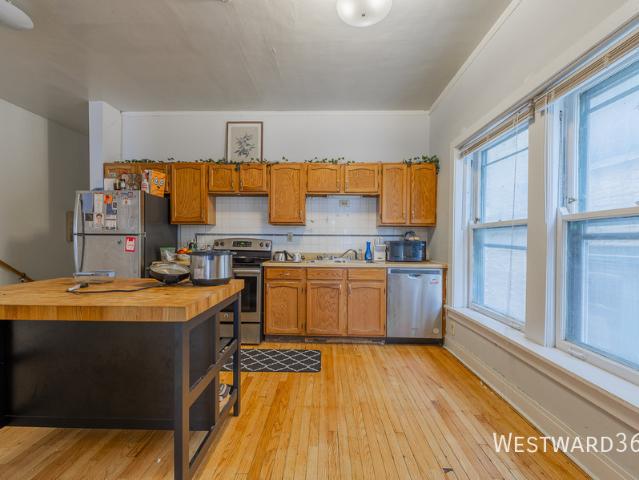 4 BR, 3.5 BA Apartment 531 W Roscoe, Chicago, IL 60657