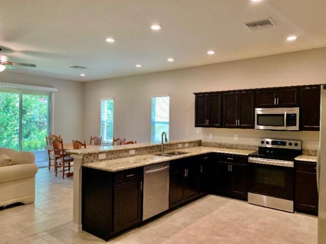 4 Br, 3 bath, Townhouse/Brownstone/RowHouse 1074 Grantham Dr