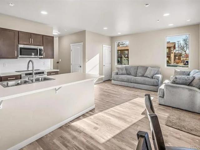 4 Br, 3 bath, Townhouse/Brownstone/RowHouse 1290 N 13th Street