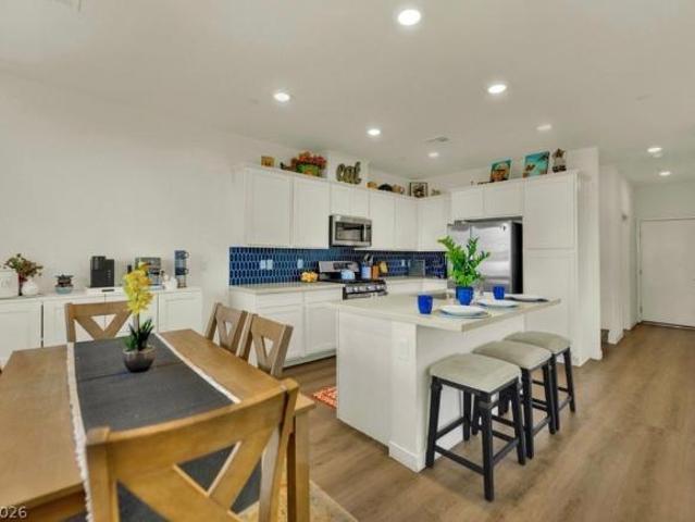 4 Br, 3 bath, Townhouse/Brownstone/RowHouse 129 Laguna Commons Ln