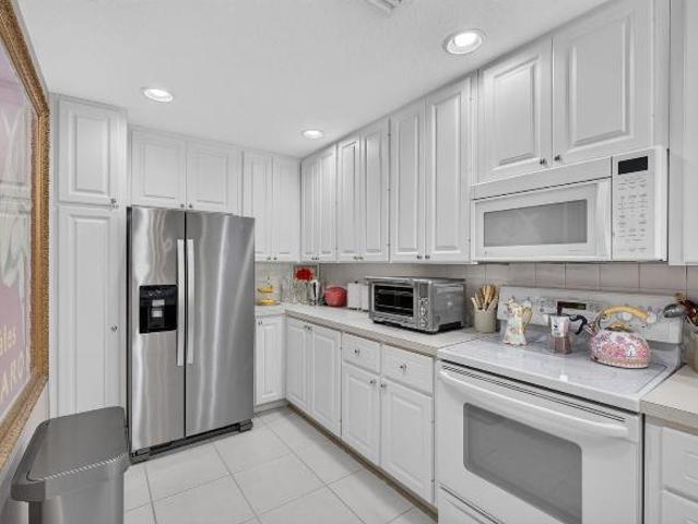 4 Br, 3 bath, Townhouse/Brownstone/RowHouse 213 Barcelona Drive