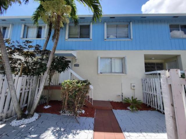 4 Br, 3 bath, Townhouse/Brownstone/RowHouse 22220 Sw 103 Ave