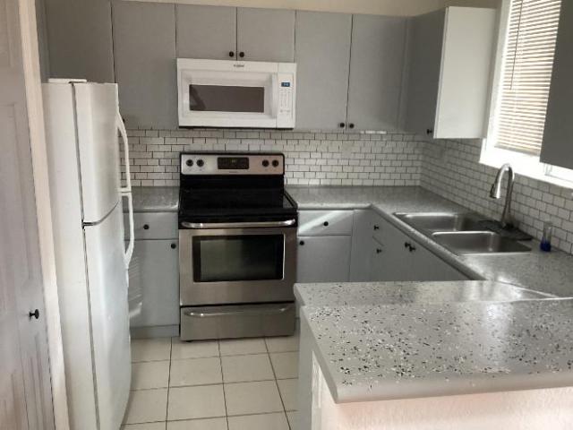 4 Br, 3 bath, Townhouse/Brownstone/RowHouse 2736 SE 15 Road