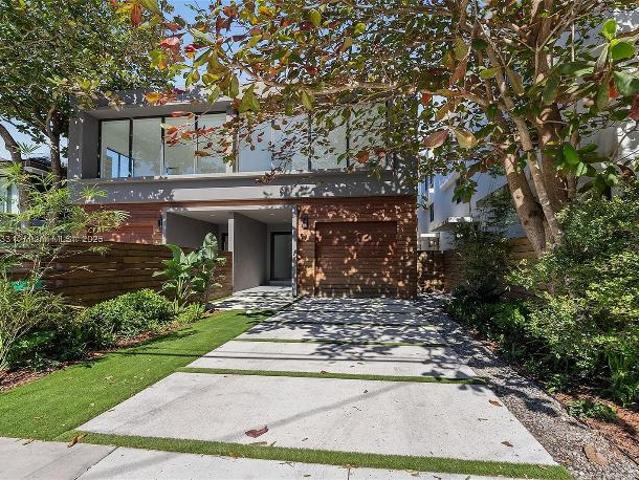 4 Br, 3 bath, Townhouse/Brownstone/RowHouse 2984 Coconut Ave