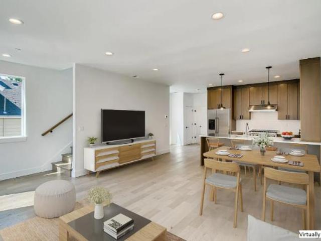 4 Br, 3 bath, Townhouse/Brownstone/RowHouse 3953 N Vancouver Ave
