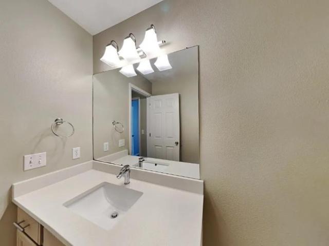 4 Br, 3 bath, Townhouse/Brownstone/RowHouse 4129 45th Ave Ne