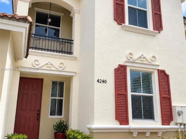 4 Br, 3 bath, Townhouse/Brownstone/RowHouse 4240 NE 9th St