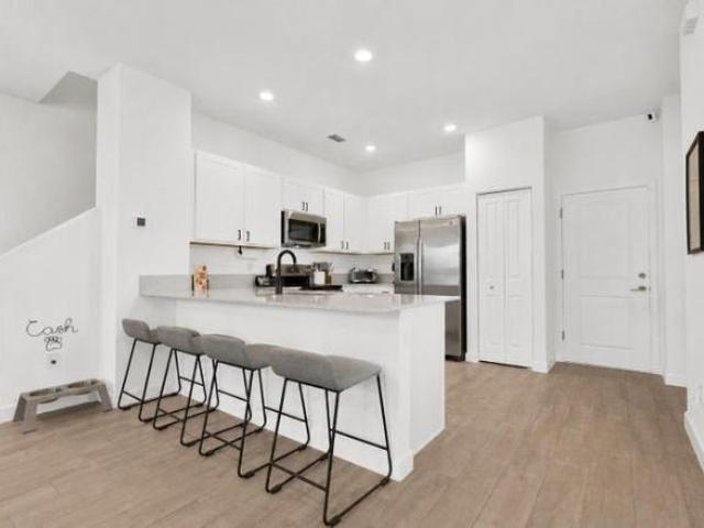 4 Br, 3 bath, Townhouse/Brownstone/RowHouse 4246 Lagoon Shore Drive