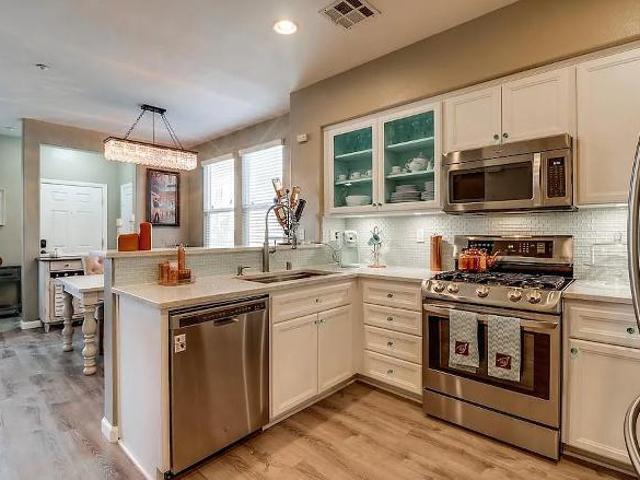 4 Br, 3 bath, Townhouse/Brownstone/RowHouse 4300 Newton Ave