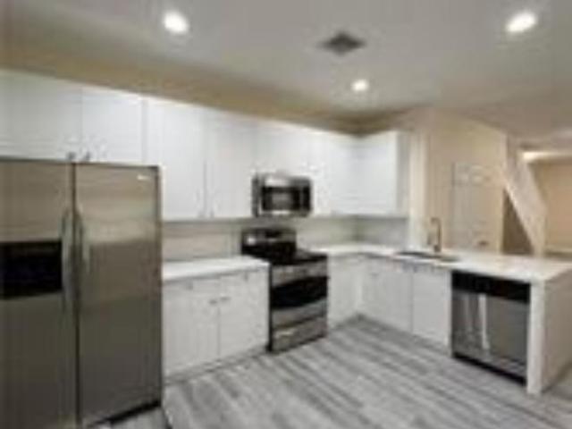 4 Br, 3 bath, Townhouse/Brownstone/RowHouse 4329 Vineyard Circle