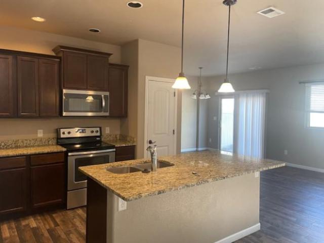 4 Br, 3 bath, Townhouse/Brownstone/RowHouse 656 Copper Canyon Drive