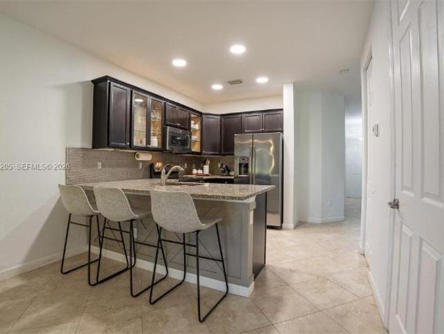 4 Br, 3 bath, Townhouse/Brownstone/RowHouse 6943 Halton Park Lane
