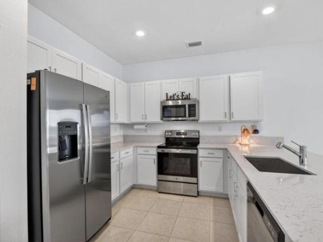 4 Br, 3 bath, Townhouse/Brownstone/RowHouse 6933 N Harbours Edge Avenue