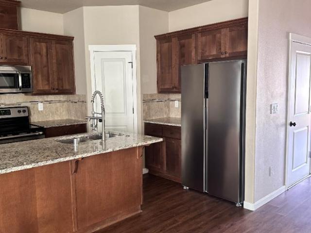 4 Br, 3 bath, Townhouse/Brownstone/RowHouse 7649 NE 31st Cir