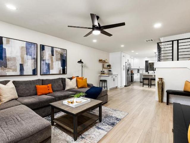 4 Br, 3 bath, Townhouse/Brownstone/RowHouse 7715 East Vernon Avenue