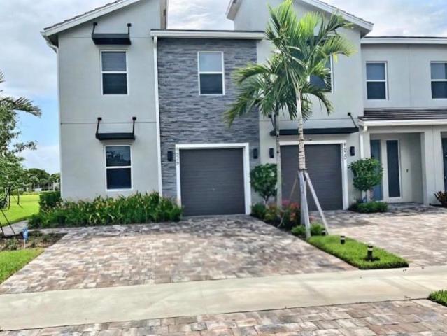4 Br, 3 bath, Townhouse/Brownstone/RowHouse 8626 Via Mar Rosso