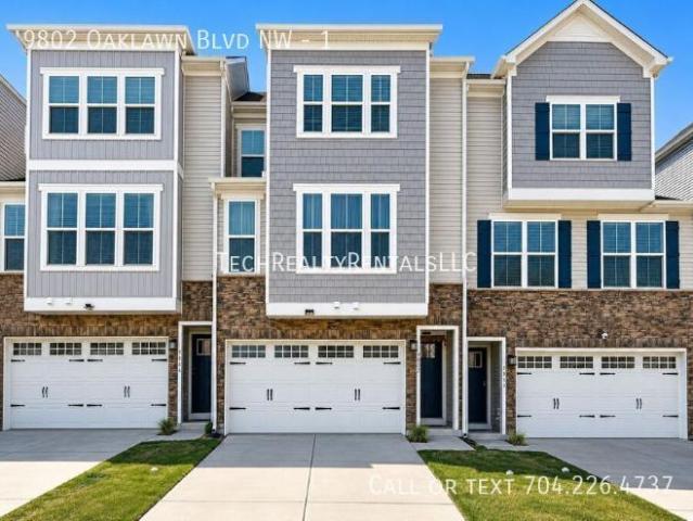 4 Br, 3 bath, Townhouse/Brownstone/RowHouse 9802 Oaklawn Blvd