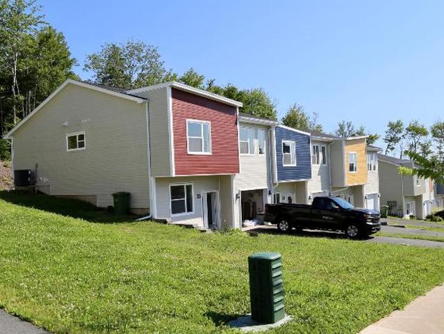 4 Br, 3 bath, Townhouse/Brownstone/RowHouse 9 Crossfield Ridge