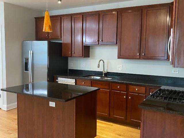 4 Br, 3 bath, Condo 4222 S Indiana Ave