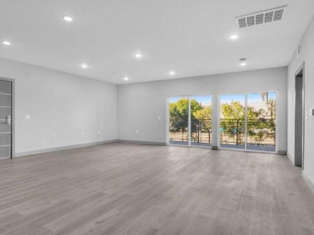 4 Br, 3 bath, Condo 7040 Woodman Ave