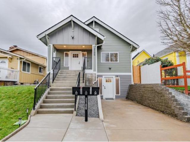 4 Br, 3 bath, Condo 2106 Oakes Ave