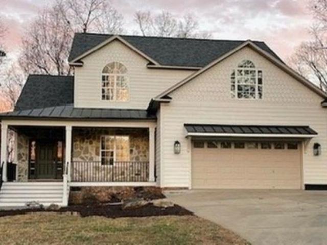 4 Br, 3 bath, Single Family 188 W Alex Dr