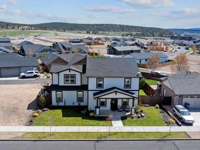 4 Br, 3 bath, Single Family 1008 NE Whistle Way