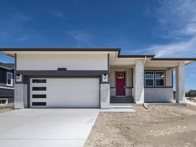 4 Br, 3 bath, Single Family 10207 Waterton Canyon Way