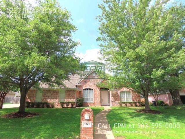 4 Br, 3 bath, Single Family 1221 River Bend Dr