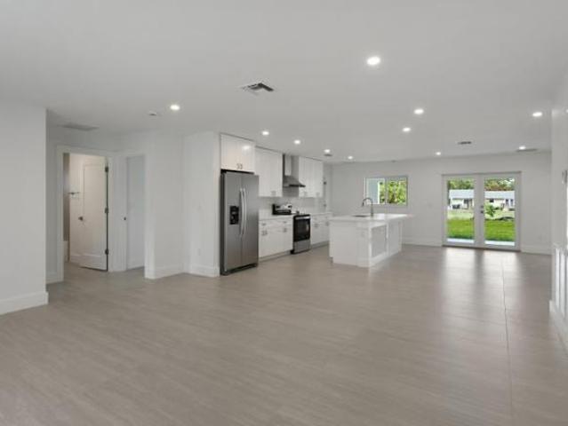 4 Br, 3 bath, Single Family 13177 47th Court N