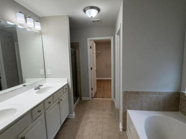 4 Br, 3 bath, Single Family 2450 Grandale Dr