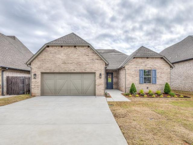 4 Br, 3 bath, Single Family 2600 Woods Edge Drive