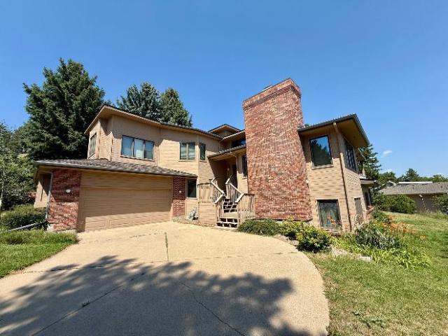 4 Br, 3 bath, Single Family 2620 Briarwood Dr
