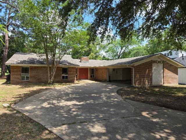 4 Br, 3 bath, Single Family 2702 Apple Creek