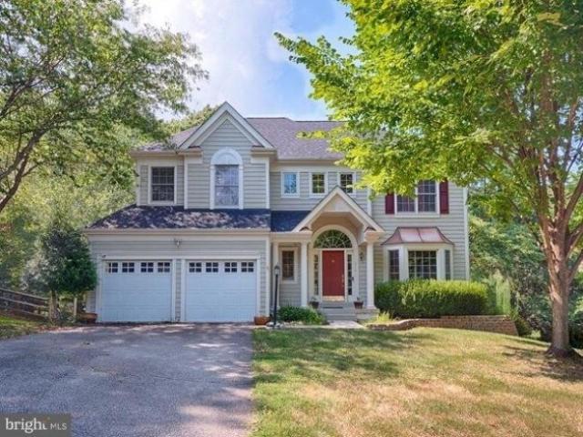 4 Br, 3 bath, Single Family 214 W Locust St