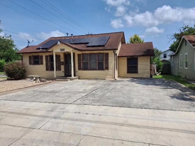4 Br, 3 bath, Single Family 2202 Santa Monica St