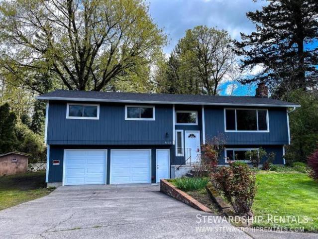 4 Br, 3 bath, Single Family 3620 SE 36th Circle