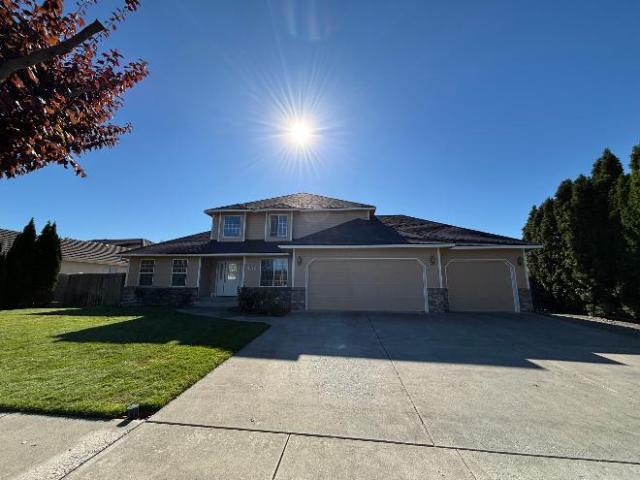 4 Br, 3 bath, Single Family 4812 Desert Plateau Dr