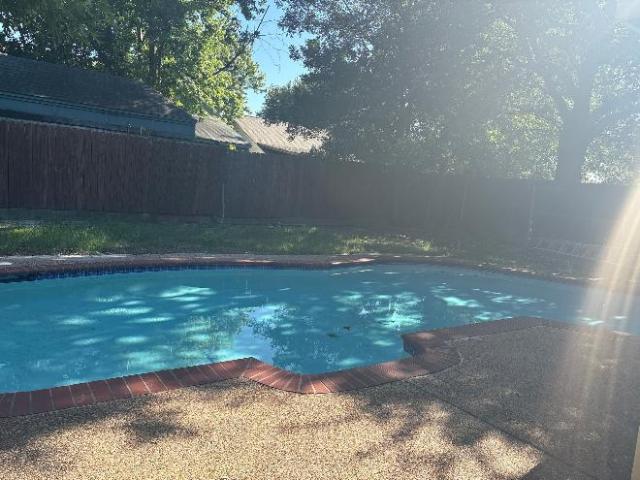 4 Br, 3 bath, Single Family 4040 Periwinkle Dr