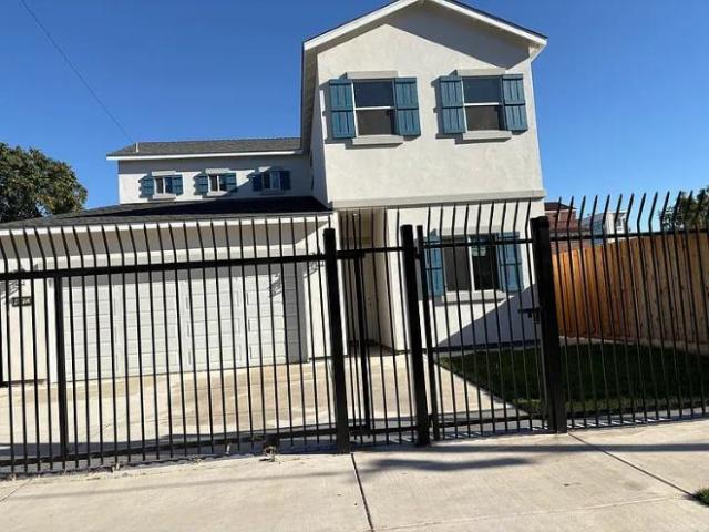 4 Br, 3 bath, Single Family 414 E Fremont St