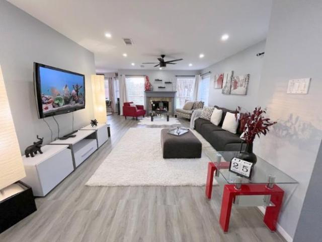 4 Br, 3 bath, Single Family 4315 Trailwood Dr