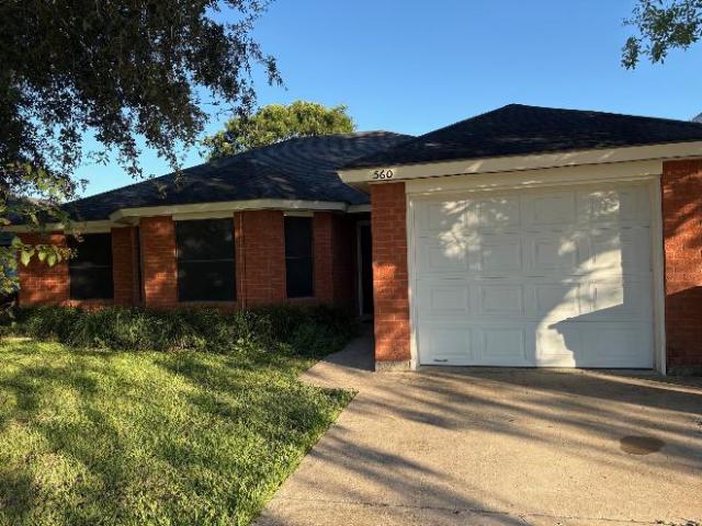 4 Br, 3 bath, Single Family 560 N Travis St