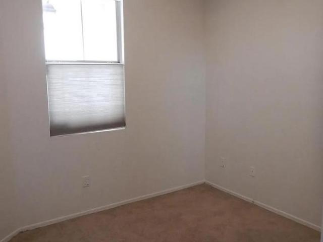4 Br, 3 bath, Single Family 528 W Mountain Sage Dr