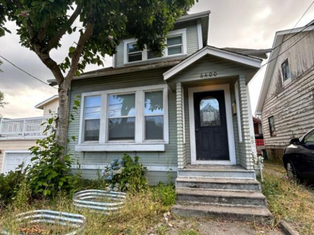 4 Br, 3 bath, Single Family 6400 Latona Ave NE