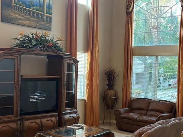 4 Br, 3 bath, Single Family 6914 Aliso Ave