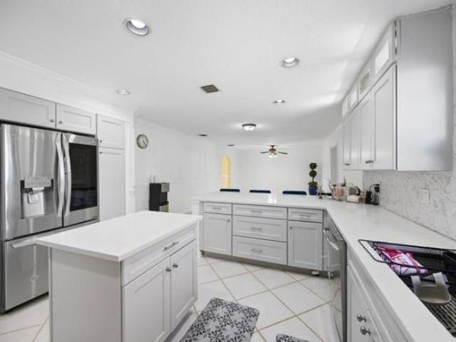 4 Br, 3 bath, Single Family 6934 Grapeview Boulevard
