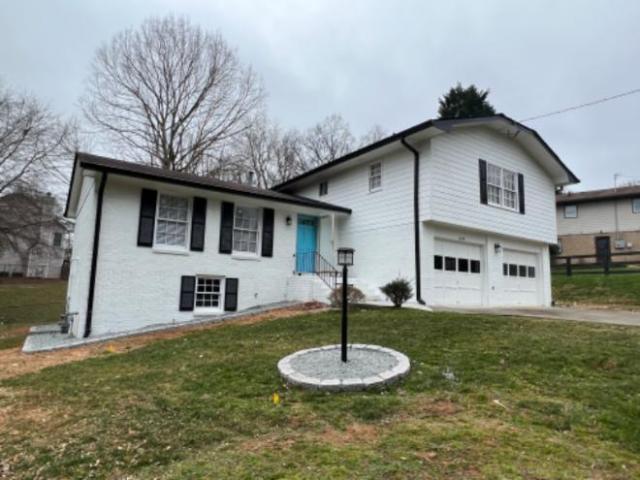 4 Br, 3 bath, Single Family 6959 Lockridge Dr