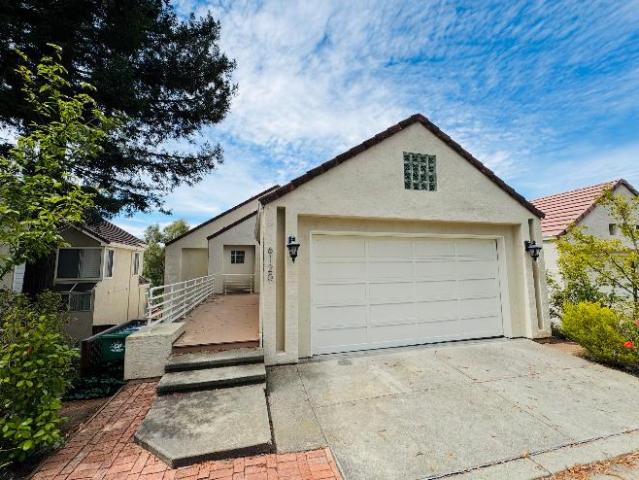4 Br, 3 bath, Single Family 6120 Lakeview Cir